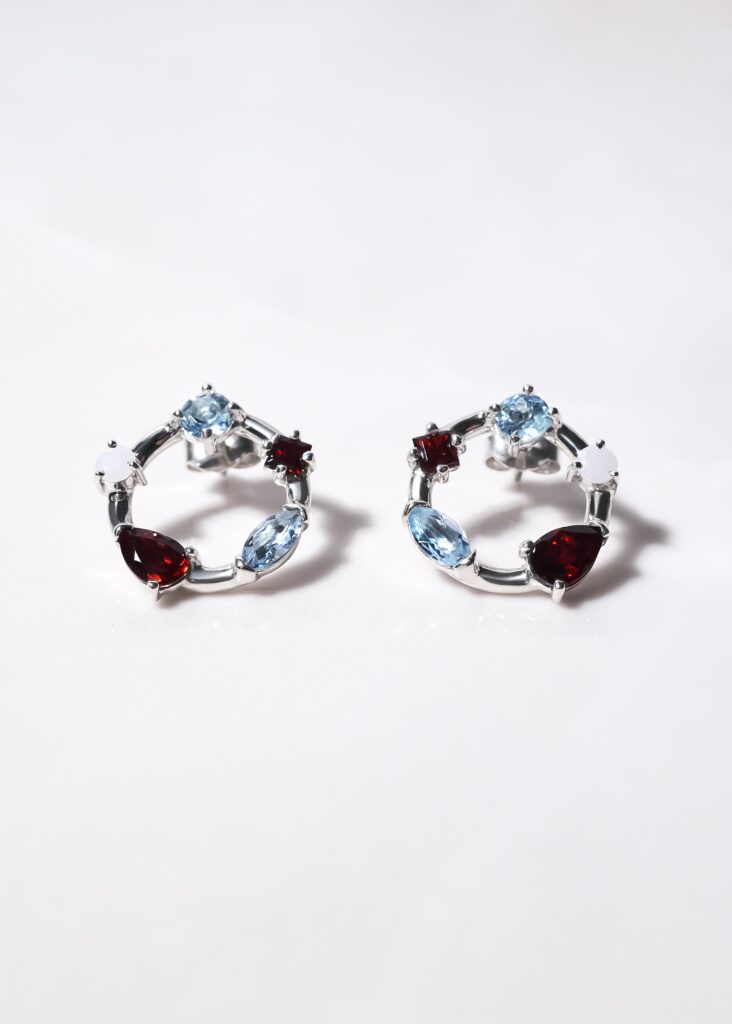 Серьги гвоздики с гранатом, голубым топазом и камнем Swarovski серебро ...